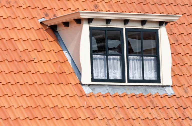 Snel een lekkage aan een schuin dak laten repareren in Den Haag nodig ...